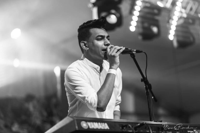 Yashil Thacoor : l’autodidacte qui fait rayonner le chant Bollywood à ...
